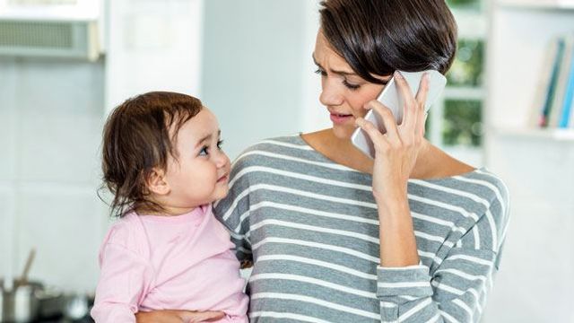 Phone Interruptions May Be Affecting How Toddlers Learn Words